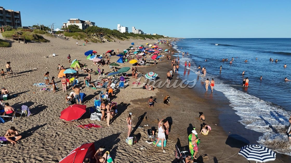 La máxima superó los 33º y la playa se disfrutó hasta tarde – Ecos ...