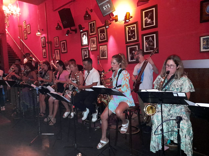 La Senior Big Band brindó un show que se llevó todos los aplausos ...