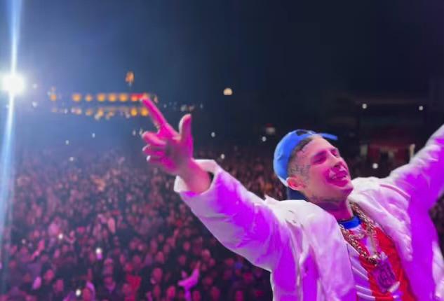 L-Gante sufrió una fuerte caída del escenario durante un show en ... L-Gante sufrió una fuerte caída del escenario durante un show en ...