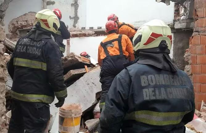 Derrumbe en una obra en construcción en Belgrano: hay un albañil herido y otro atrapado entre ...