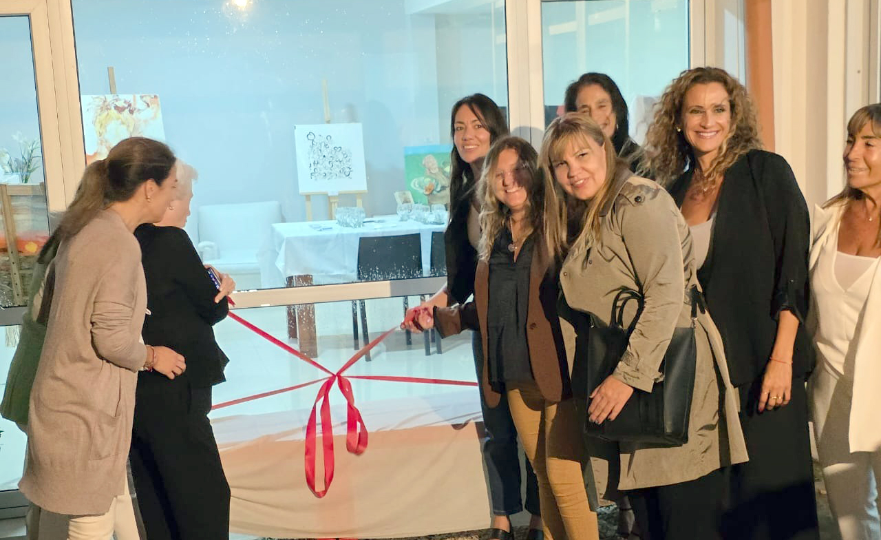 Inauguración del Patio de los Lazos y un Banco Rojo – Ecos Diarios Necochea